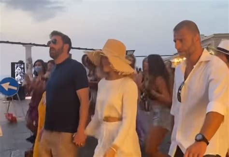Jennifer Lopez E Ben Affleck La Fuga Damore A Capri Tra Selfie E Applausi