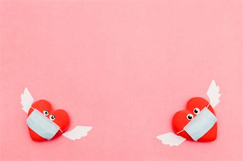 분홍색 배경에 눈과 천사 날개가있는 보호 마스크의 두 마음 발렌타인 데이와 코로나바이러스 전염병 개념 플랫 레이 상단 보기 0명에 대한 스톡 사진 및 기타 이미지 Istock