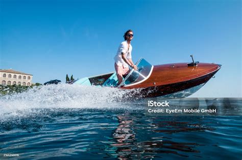 맑고 푸른 하늘을 배경으로 바다에서 스피드 보트를 타고 젊은 남자의 낮은 각도 보기 25 29세에 대한 스톡 사진 및 기타 이미지 25 29세 교통수단 남성 Istock