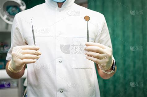 牙科医生拿着口腔工具近距离