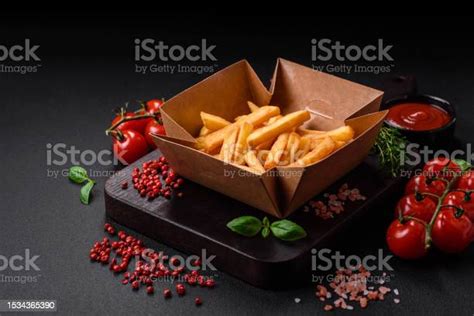 골판지 상자에 소금과 향신료를 곁들인 맛있는 바삭한 감자 튀김 감자 요리에 대한 스톡 사진 및 기타 이미지 감자 요리 감자