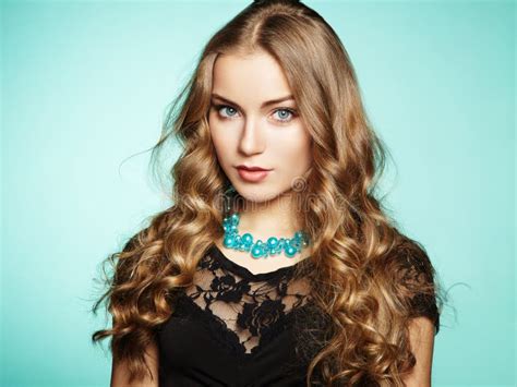 Ritratto Di Bella Giovane Ragazza Bionda In Vestito Nero Modo Fotografia Stock Immagine Di