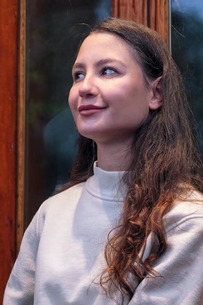 Portrait D Une Belle Jeune Femme Mignonne Photo Premium