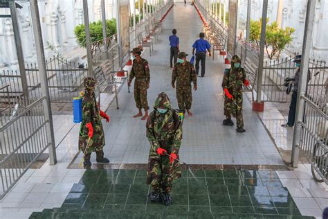 မန္တလေးမြို့ စန္ဒမုနိဘုရားတွင် အလယ်ပိုင်းတိုင်း စစ်ဌာနချုပ်က ပိုးသတ်ဆေးဖျန်း ဓာတ်ပုံ