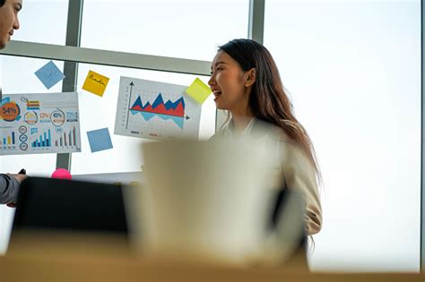 혼합 인종 비즈니스 여성은 서 남성 동료와 명확한 보드에 비즈니스 프로젝트를 제시 20 24세에 대한 스톡 사진 및 기타 이미지 20 24세 20 29세 25 29세