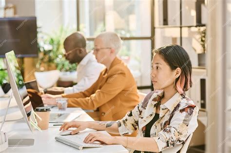 Premium Photo Female Programmer Working On Computer At Office