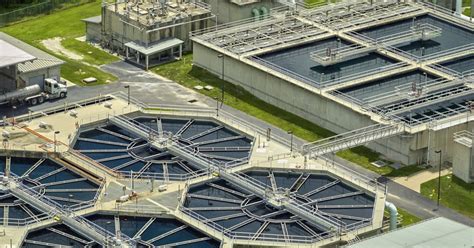 도시 폐수 처리장에 있는 현대식 물 정화 시설의 조감도 오염된 액체에서 바람직하지 않은 화학 물질 부유 물질 및 가스를 제거하는 정화 과정 사진 Unsplash의