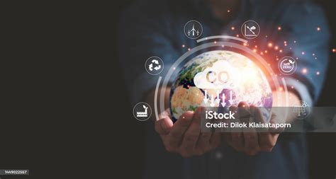 기후 변화로 인한 지구 온난화를 제한하기 위해 탄소 발자국과 신용을 줄이기 위해 세계와 Co2를 줄이는 손 바이오 순환 녹색 경제 개념 Nasa의 요소 이미지입니다 환경