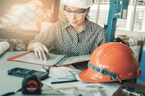 전문적인 Asin 엔지니어 그리기 지출 최종 건설 계획의 세부 사항 가진 건축 업자를 위한 가이드로 집중 Draft Sports에 대한 스톡 사진 및 기타 이미지