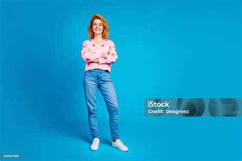매력적인 젊은 여자가 손을 교차하고 세련된 분홍색 옷을 입은 전체 길이 사진 파란색 배경에 고립 된 30 34세에 대한 스톡 사진 및 기타 이미지 Istock