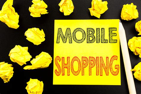 손으로 쓴된 텍스트 보여주는 모바일 쇼핑입니다 비즈니스 컨셉 핸드폰 온라인 주문 검은 배경에 스티커 메모 종이 쓰기 배경에 노란색 종이 접어 가방에 대한 스톡 사진 및 기타