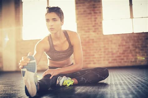 체육관에서 운동 하기 전에 여성 스트레칭에 맞는 렌즈 플레어 건강한 생활방식에 대한 스톡 사진 및 기타 이미지 건강한 생활방식 결심 낮 Istock