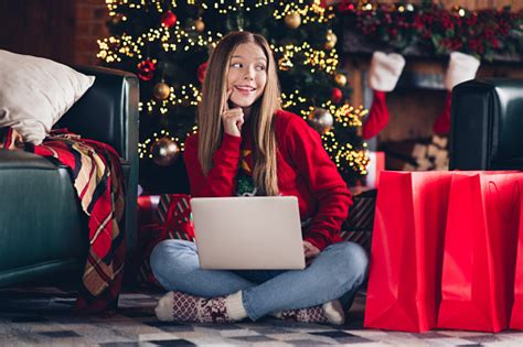 Foto Tubuh Ukuran Penuh Gadis Remaja Muda Menggunakan Komputer Sentuh Pipi Terlihat Tertarik