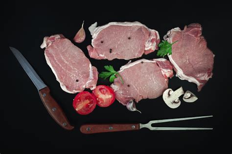 파슬리 마늘 샴피뇽 토마토 및 고기 칼로 어두운 배경에서 굽는 생 구운 쇠고기 고기 조각 건강한 식생활에 대한 스톡 사진 및 기타 이미지 Istock