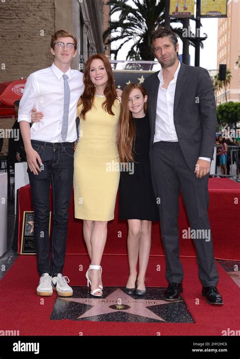 Caleb Freundlich Julianne Moore Liv Freundlich And Bart Freundlich Attending The Star Ceremony