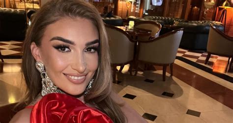 Yllka Kuqi E Kuqe Flakë Këtë Verë