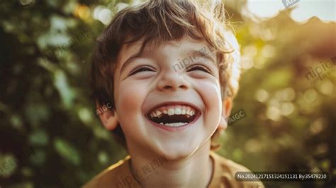 Ai创作图牙牙学语微笑 大笑小孩 治愈系笑容 男孩笑了 牙牙学语的微笑 偷笑的小孩 爱笑男孩 开欢大笑 张开小嘴开怀大笑 咯咯的笑 活泼好动的萌娃 儿童天真开心 小孩快乐童年 的笑声 男童牙齿