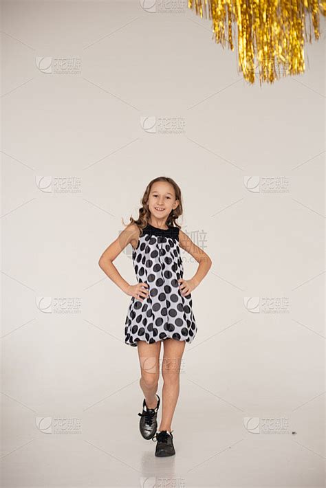 画室里白底上的快乐孩子。