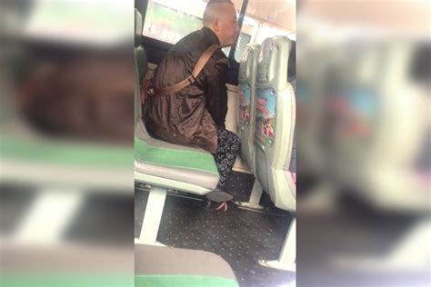 公交扒手再现？男子疑对前座乘客行窃，乘客质疑：手法很熟练！