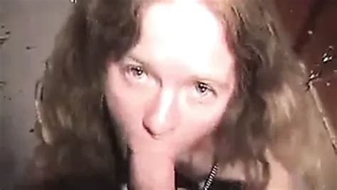放荡的熟女喜欢在她的嘴里被硬鸡巴操，并得到了很好的抽插 业余 Helgafoxxy Sextape Xhamster