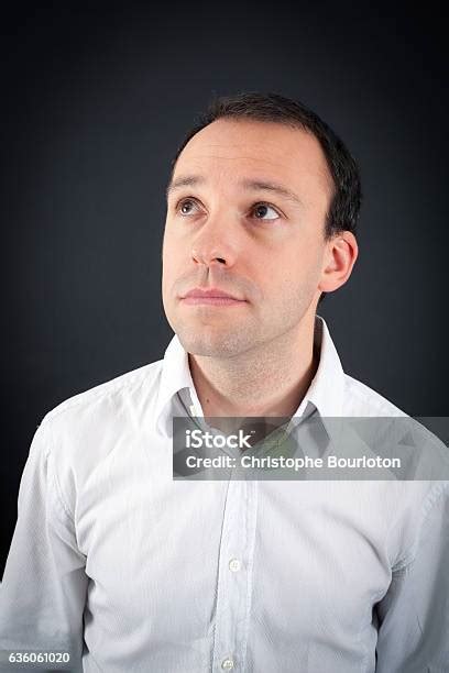 잘 생긴 남자는 옷의 다른 세트에서 다른 표현을하고 생각 30 34세에 대한 스톡 사진 및 기타 이미지 30 34세 갈색