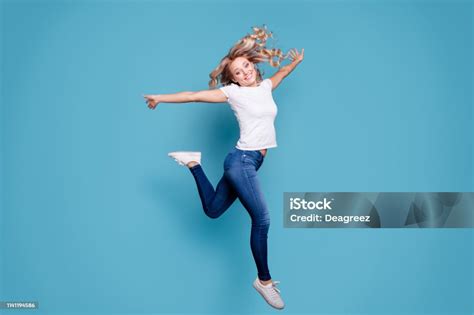 전체 길이 바디 사이즈 보기 캐주얼 흰색 T 셔츠에 좋은 매력적인 쾌활 한 명랑 낙관적 물결 모양의 머리 여자의 초상화는 빠른