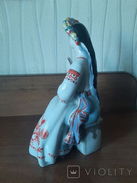 Фарфорова статуетка Українська Вишивальниця «violity