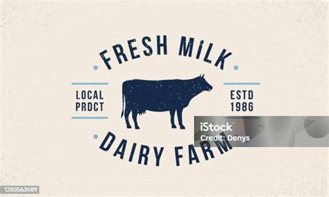 젖소 우유 로고 신선한 트렌디 한 우유 로고 엠블럼 소 실루엣이 있는 포스터 빈티지 타이포그래피 식료품 점 식품 시장 레스토랑 패키지 디자인을위한 포스터 템플릿 벡터