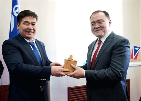 Х Баттулга АН ын гэрчилгээг С Эрдэнэ АН ын шинэ тамгыг нь хадгалж хэнд ч өгөхгүй байгаа аж