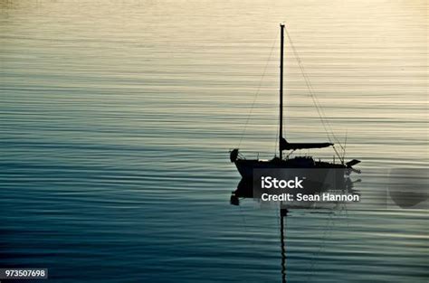 샌 프란 시스 코 베이 캘리포니아에 있는 닻에 고요한 보트 0명에 대한 스톡 사진 및 기타 이미지 0명 돛 물 Istock