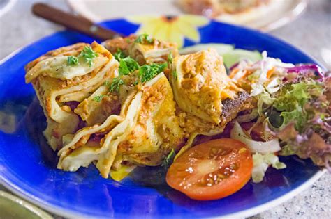 다진 쇠고기 볼로네즈 소스를 얹은 전통 라자냐를 블루 플레이트에 바질 잎을 얹어 드실 수 있습니다 0명에 대한 스톡 사진 및 기타 이미지 Istock