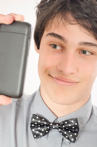 우쭐댄다 사업가 셀카 찍는 포토서제스트 그의 스마트 폰 2015년에 대한 스톡 사진 및 기타 이미지 2015년 개성 개념 공란 Istock