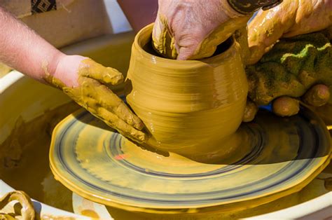 숙련 된 마스터 포터와 어린이 손의 손 포터의 바퀴에 도자기의 생산에 아이 교육 2명에 대한 스톡 사진 및 기타 이미지 2명 갈색 강사 Istock