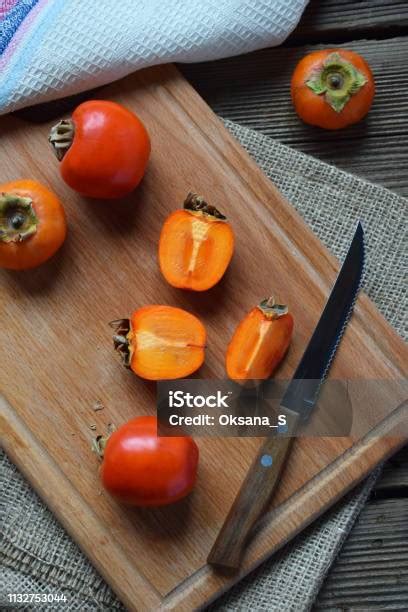 나무 배경에 감의 다른 품종 맛있게 익은 오렌지 감 유기농 과일 복사 공간 선택적 초점 가을에 대한 스톡 사진 및 기타 이미지 Istock