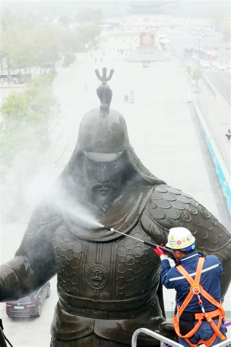 시원하구나 샤워하는 이순신 장군 동상 [뉴시스pic] 파이낸셜뉴스
