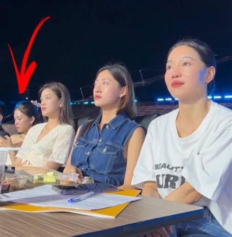 Tiểu Vy Bị Chỉ Trích Thiếu Chuyên Nghiệp