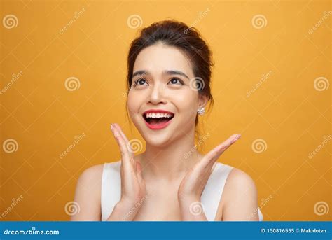 Verrast Gezicht Van Gelukkige En Mooie Jonge Vrouw Met Wijd Open Ogen En Mond Op Gele