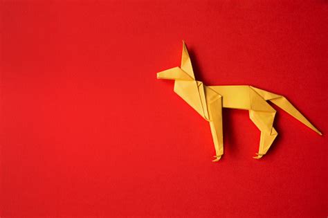 붉은 종이 바탕에 노란색 접힌된 종이 접기 개입니다 수평 휴가 엽서 포스터 배너 서식 파일입니다 복사 텍스트 글자를 위한 빈