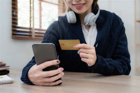 신용 카드 및 노트북 컴퓨터를 사용하는 청소년 온라인 쇼핑 전자 상거래 개념 Po에 대한 스톡 사진 및 기타 이미지 Po 가방 건강한 생활방식 Istock