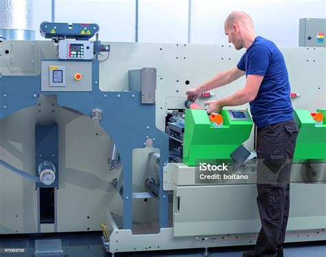 프린터 운영자 인쇄 기계 옆 폴리머 구호 플레이트 인쇄 실린더를 들고 그것에 붙어 라인에 프레스 기계에 인쇄 과정에 대 한 준비를 보여주는 장면 인쇄기에 대한 스톡 사진 및