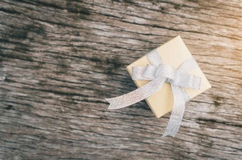 오래된 나무 테이블 텍스처 추상적 인 배경에 태양 빛흰색 선물 상자를 닫습니다 휴일 현재 개념의 공간을 복사합니다 빈티지 톤