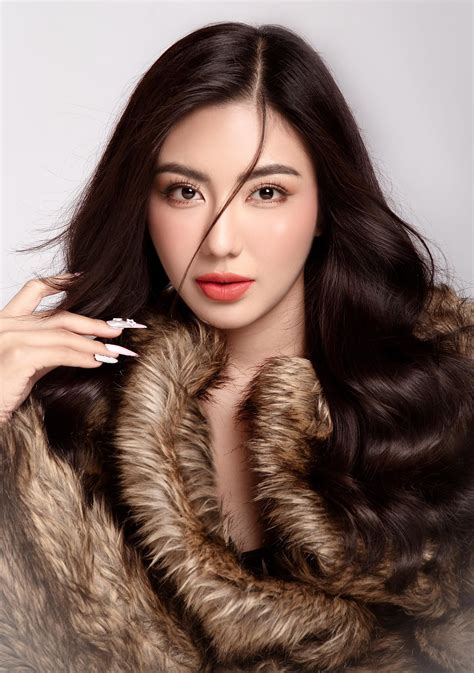 လူတစ်ယောက်ရဲ့ အလိမ်အညာတွေကြားမှာပဲ ခေါင်းမဖော်နိုင်အောင်ရှင်သန်ခဲ့ရသူမို့… မုသားတွေ အနိုင်ယူခြင