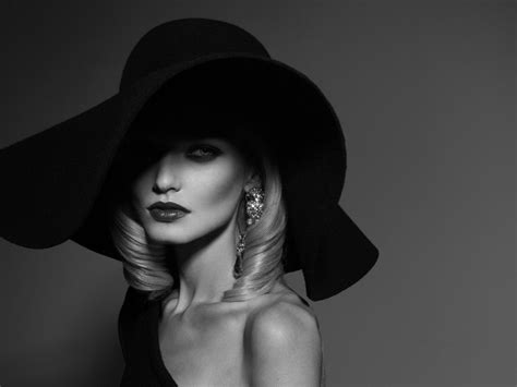 Фото Блондинка в шляпе