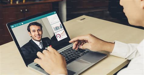 가상 작업 공간 또는 원격 사무실에서 만나는 화상 통화 사업가 스마트 비디오 기술을 사용하여 전문 기업 비즈니스의 동료와 소통하는 원격 근무 전화 회의 사진