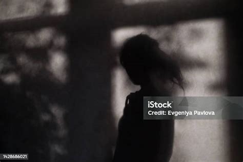 집에서 외로운 여자의 실루엣 알 수없는 여성 사람이 벽에 그림자를 드리우고 있습니다 우울증 개념 가정의 방에 대한 스톡 사진 및 기타 이미지 Istock