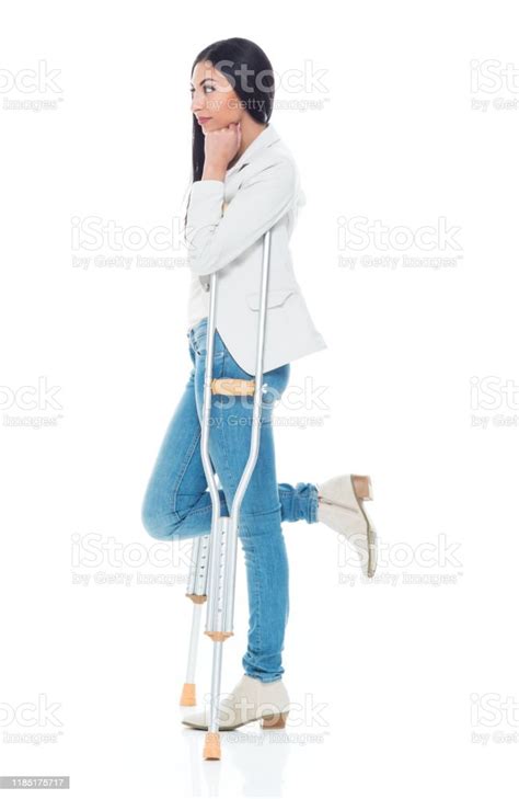 전체 길이 1 인 사이드 뷰 2029 세 성인 아름 다운 라틴 아메리카 히스패닉 민족 여성 젊은 여성 한쪽 다리에 서 흰색 배경