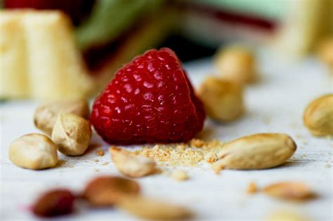 피스타치오는 타트 흰색 벨기에 초콜릿 배리 라즈베리 Confit 바삭한 쿠키 베이스의 레이어와 크림과 달콤한 산딸기 페이딩에