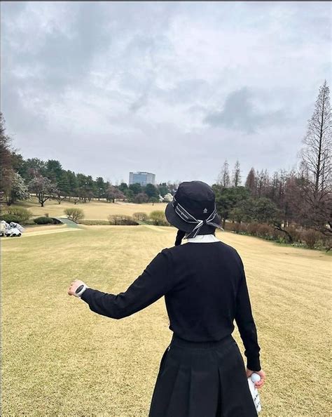 엄지원 꽃잎 흩날리는 골프장 미니스커트에 버킷 햇46세 안 믿겨 스타와 패션