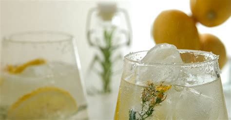 실내 가벼운 감귤 슬라이스 감귤류 건강한 고명 과일 구성 깨끗한 유리 꽃 장식 냉각 노란 꽃 도자기 접시 레몬 레몬에이드 마시는 것 물