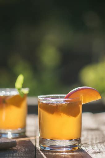 홈메이드 발효 생 콤부차 티 복숭아와 함께 마실 준비를 마쳤습니다 여름 프로바이오틱 건강 음료 Kombucha에 대한 스톡 사진 및 기타 이미지 Istock